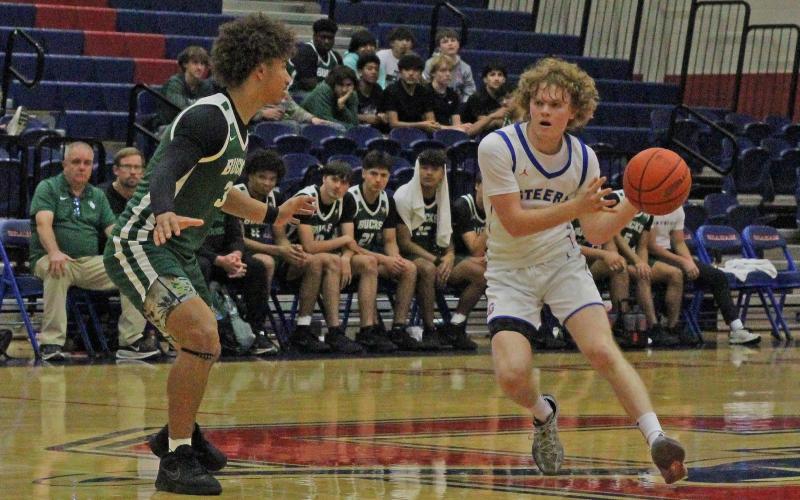 Steers take down Buckaroos to remain undefeated | The Graham Leader